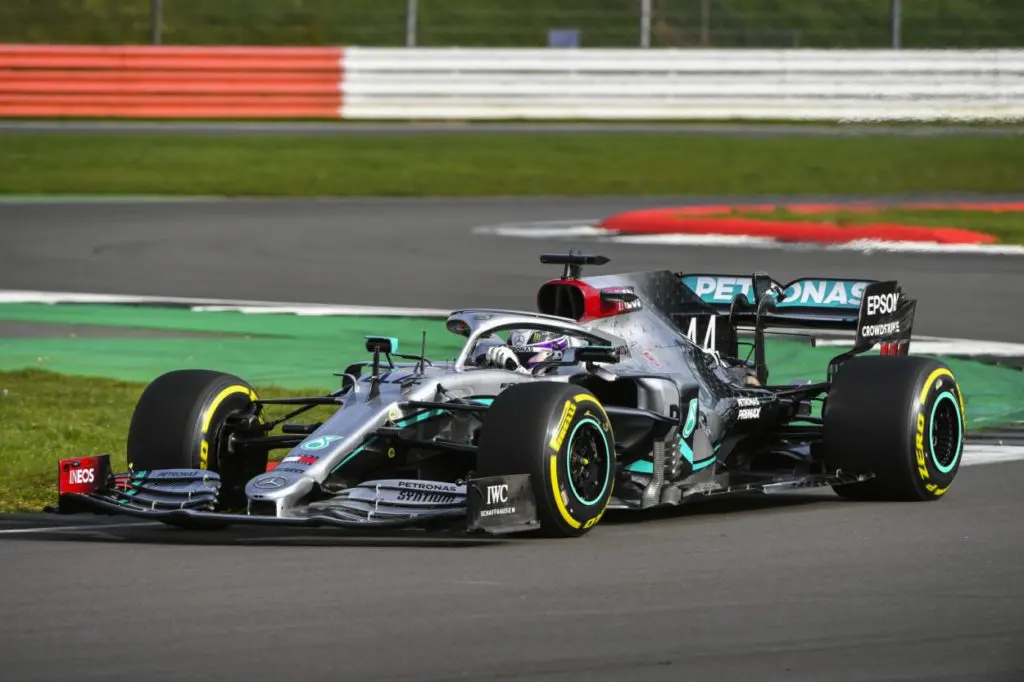 VIDEO | Il primo giro di Lewis Hamilton sulla Mercedes W11
