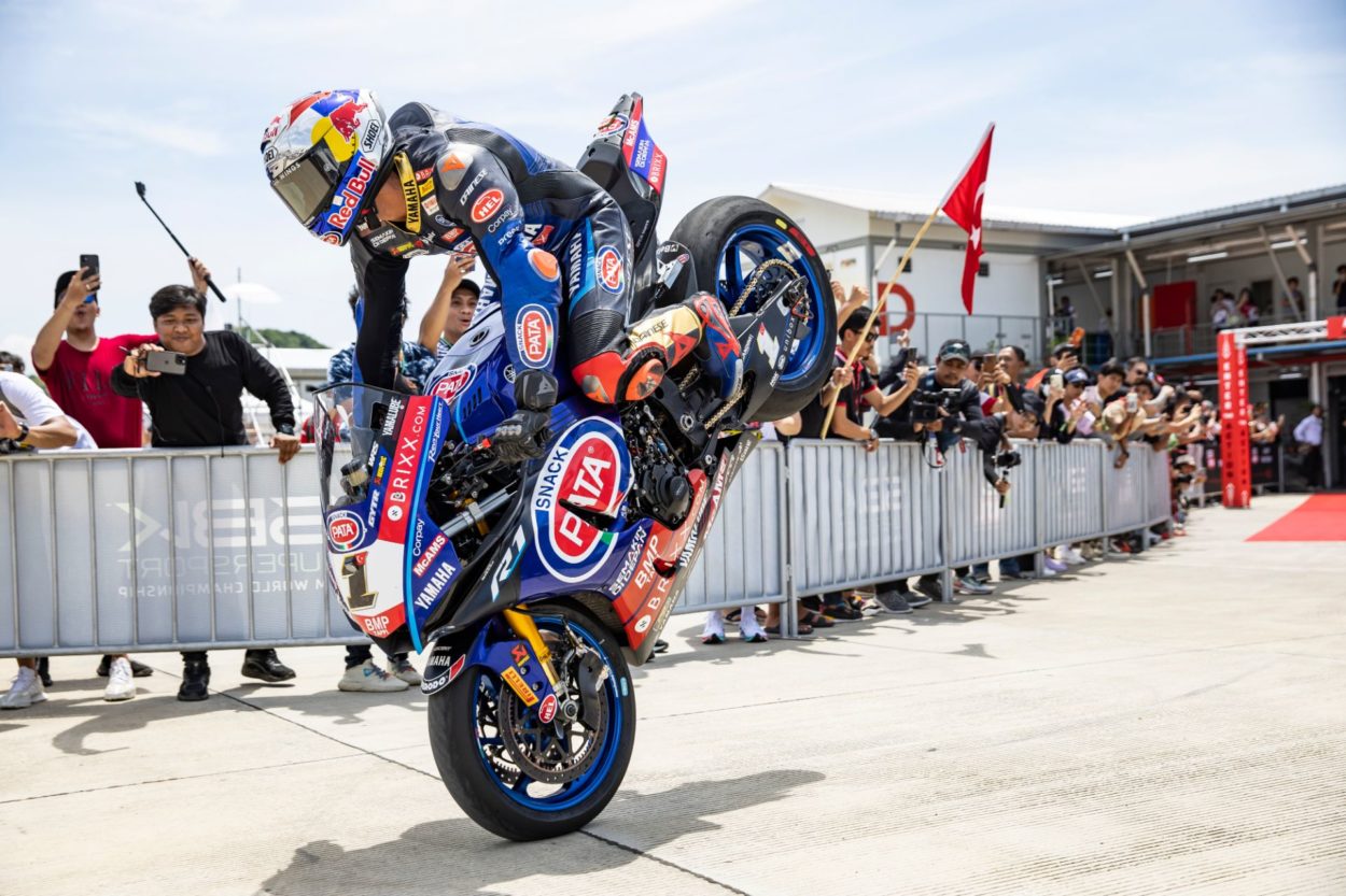 SBK | GP Indonesia 2022, SP Race: Toprak Razgatlıoğlu regola Rea e fa ...