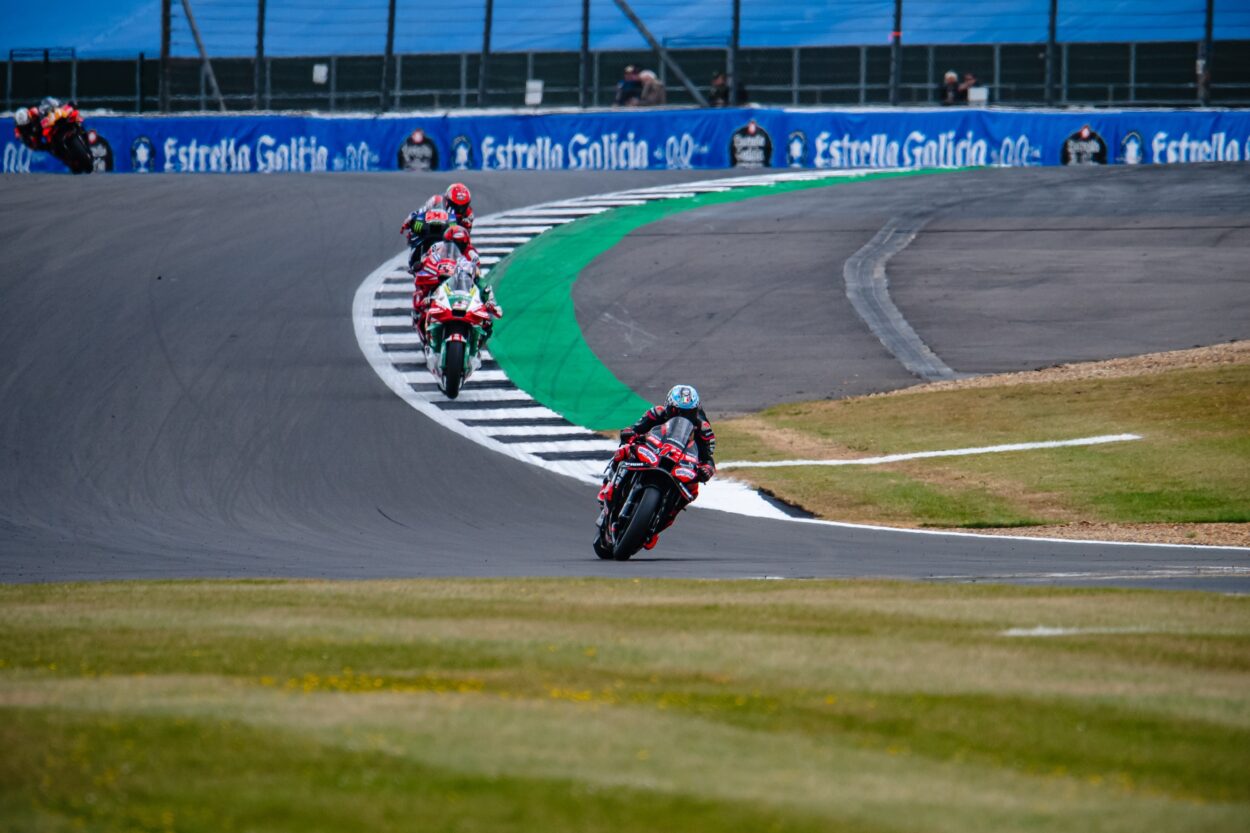 MotoGP | GP Gran Bretagna 2025, la cronaca della gara di Silverstone vinta da Marco Bezzecchi
