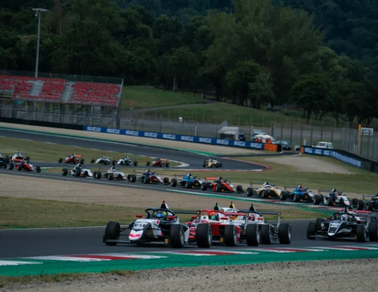 F4 Italia | Mugello 2025: Alex Powell vince una Gara 2 ricca di eventi