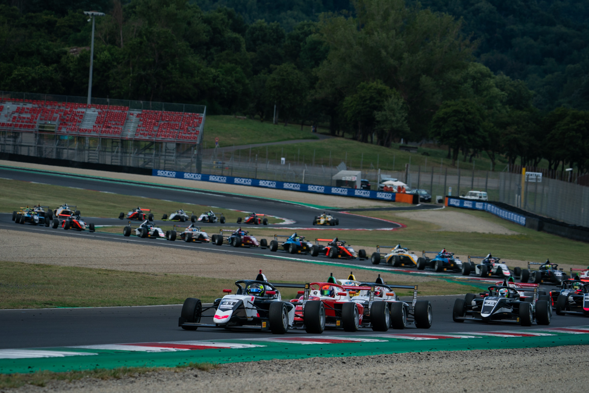 F4 Italia | Mugello 2025: Alex Powell vince una Gara 2 ricca di eventi
