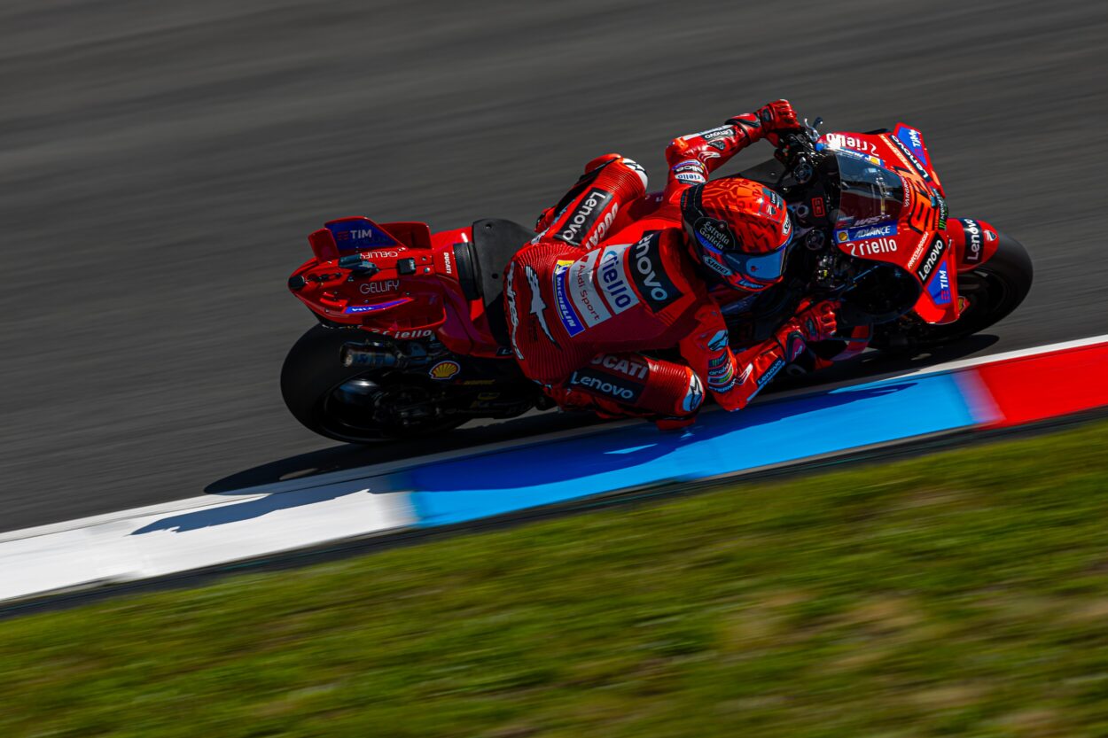 MotoGP | GP Cechia 2025, warm-up: Marc Márquez inizia la domenica al comando