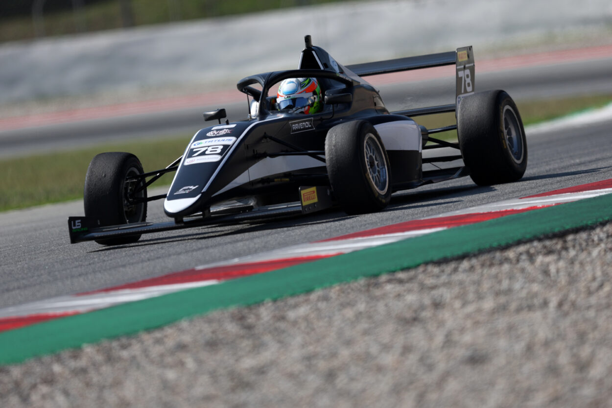 F4 Italia | Catalunya 2025: Gabriel Gomez si difende da Nakamura-Berta ...